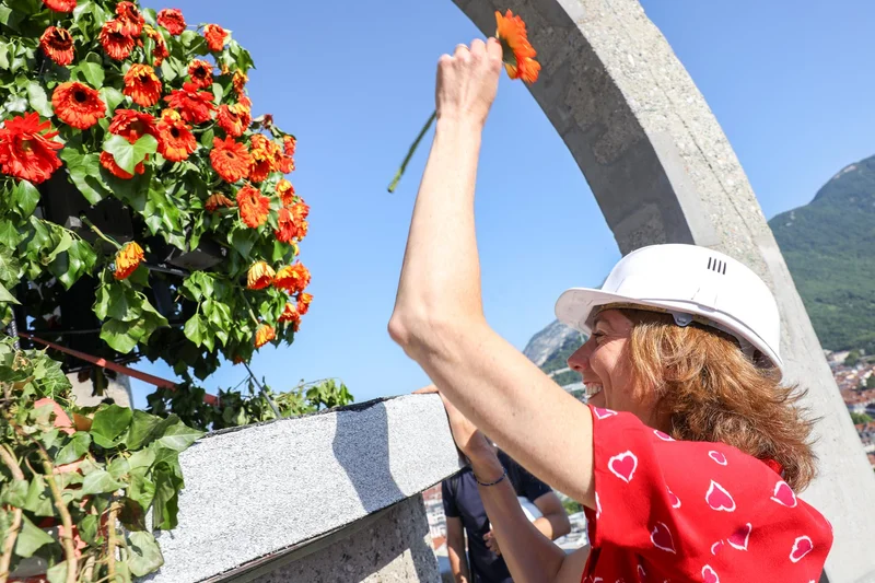 Un bouquet de fleurs pour célébrer la fin du chantier de la tour Perret ...
